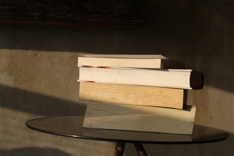 탁자 위에 놓인 책 더미 사진 Unsplash의 무료 책 이미지