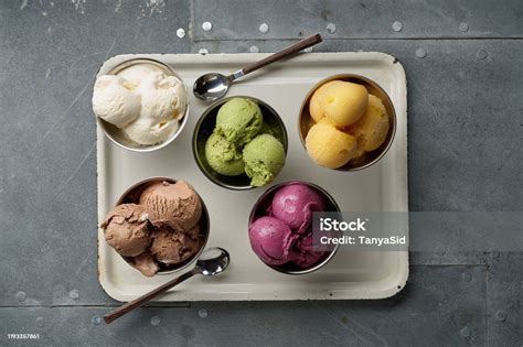 강철 테이블에 제공되는 다양한 맛과 고급 이탈리아 아이스크림의 색상 망고 초콜릿 그린 말차 아이스크림 0명에 대한 스톡 사진 및 기타 이미지 Istock
