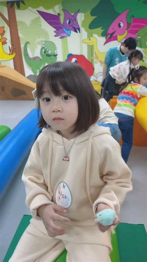 포도사나 Youn Seol 엄마 나 귀엽지💖 산아랑 카페데이트 키티 뺏지 사고 신났음🫶🏻 오늘 유치원 가방에 달고 등원했지요 아림클로젯 원피스는 사랑입니다 🏷️