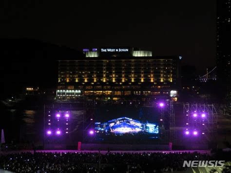 보랏빛으로 물든 BTS 부산 공연 네이트 뉴스