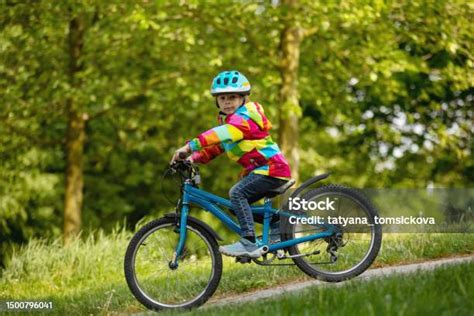 아름다운 날에 자전거와 함께 공원에서 즐거운 시간을 보내는 행복한 소년 자전거 헬멧을 쓴 활동적인 아이 두발자전거에 대한 스톡 사진 및 기타 이미지 Istock