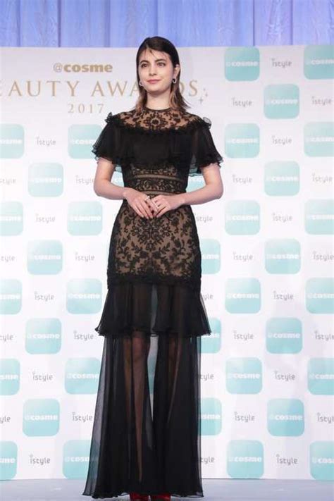 【写真 2 7枚】マギー：「今年最も美しく輝いた女性」に選出 Nmb48吉田朱里はクリエイター賞に輝く Mantanweb（まんたんウェブ）