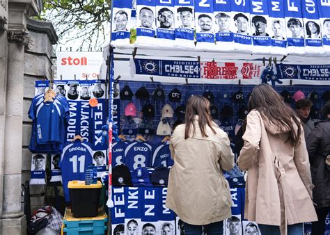 Real Madrid Målmand På Vej Til Chelsea Indkast