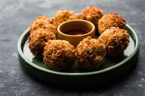 바삭바삭한 국수 매기 파코라 또는 파코다는 케첩과 함께 제공되는 인기 있는 인도차이나 길거리 음식입니다 0명에 대한 스톡 사진 및 기타 이미지 Istock