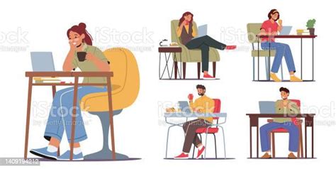 집에서 컴퓨터로 일하고 커피를 마시는 프리랜서 세트 아웃소싱 노동자 캐릭터 원격 직업 컴퓨터에 대한 스톡 벡터 아트 및 기타 이미지 컴퓨터 재택근무 직업 Istock