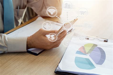 읽기 그의 스마트폰 카페에서 커피 한잔과 함께 사업 온라인 통신 네트워크 디지털 40 기술 인터넷 무선 응용 모바일 스마트폰 금융에 대한 스톡 사진 및 기타 이미지 Istock