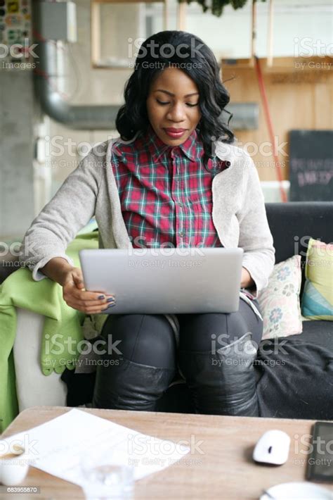 젊은 비즈니스 여자입니다 그녀의 노트북에서 일 하는 아프리카계 미국인 여자 Mp3 플레이어에 대한 스톡 사진 및 기타 이미지 Mp3 플레이어 기업 재무와 산업 기업가