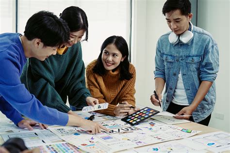 크리에이티브 웹 팀 휴대폰용 그래픽 디자이너 계획 휴대폰 애플리케이션용 드로잉 웹 사이트 Ux Ui 앱 및 개발 템플릿 레이아웃 프로토타입 와이어프레임 개발 프로세스