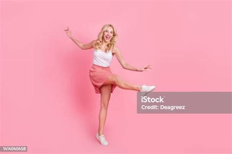 핑크 파스텔 색상 배경 위에 고립 된 재미를 갖는 매력적인 쾌활한 소녀 춤의 전체 길이 몸 크기보기 20 24세에 대한 스톡 사진 및 기타 이미지 Istock