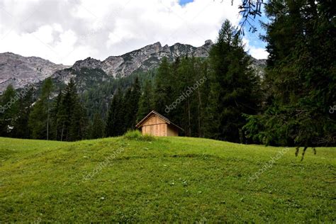 Un Rinc N Del Valle De Braies Con Un Granero En Un Prado Dominado Por Las Laderas Del Monte
