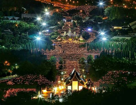 ภาพการจุดเทียนถวาย หลวงพ่อทันใจ วัดพระธาตุดอยคำ เชียงใหม่
