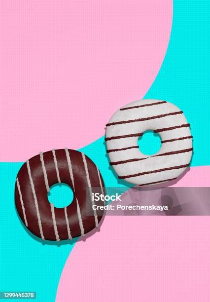 3d 렌더 패션 콜라주 플랫 레이 장면 핑크와 블루 바닐라 배경에 초콜릿 유약 흑백 도넛 도넛 애호가 개념 미니멀 한 창조적 인
