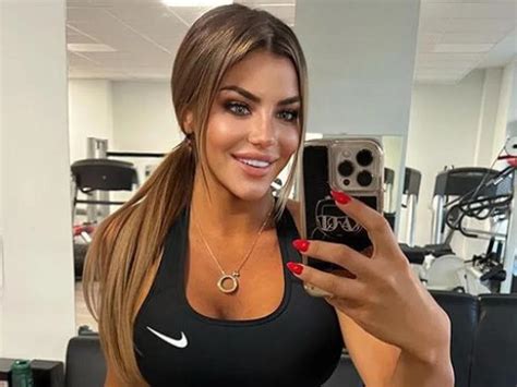 Мис Силикон яде пасти цяла седмица за да покаже пищно дупе на плажа