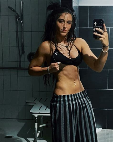 Ellie Moore (ellmari.e)