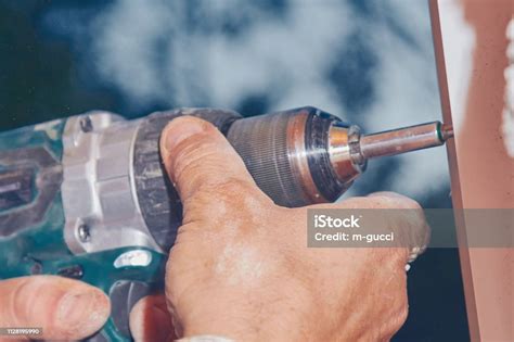 Pvc 창 프레임에 나사를 배터리 핸드 드릴을 사용 하 여 노동자 건설 산업에 대한 스톡 사진 및 기타 이미지 건설 산업 건설 프레임 건설 현장 Istock