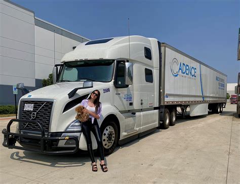 საქართველოში ერთ ერთ ცნობილ ბანკში ვმუშაობდი ამერიკაში სამი წლის წინ წამოვედი გაიცანით