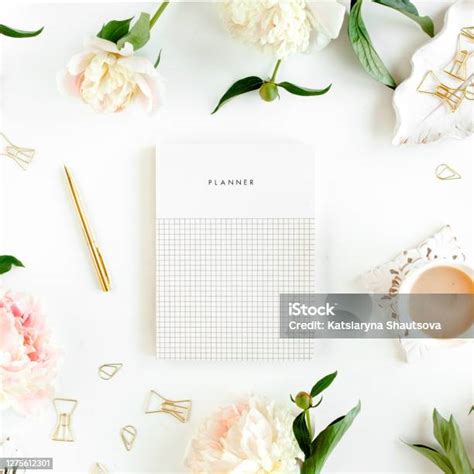일보 노트북 액세서리 흰색 배경에 모란 꽃 작업 공간 홈 오피스 데스크 맨 위 보기 여성스러운 배경 플랫 레이 상단 보기 0명에 대한 스톡 사진 및 기타 이미지 Istock