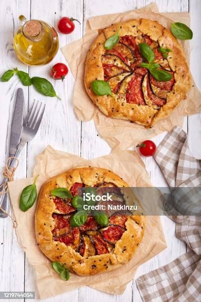 토마토 가지 치즈를 곁들인 키쉬 오픈 타르트 파이 채식 요리 가지 채소에 대한 스톡 사진 및 기타 이미지 가지 채소 갈레트 고기 Istock