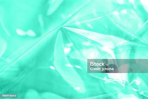 홀로그램 무지개 빛깔의 표면입니다 민트 색상의 다채로운 홀로그램 배경입니다 트렌디 한 녹색과 청록색 색상 여러 가지 색상으로 주름이 추상적인 질감 네온 표면 배너 2020