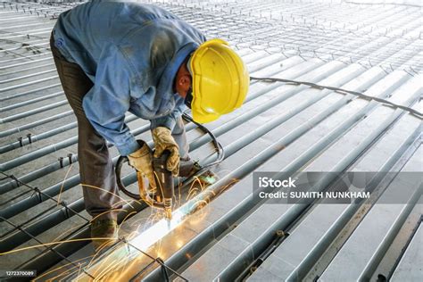 용접기는 공장의 건설 건물 아래 메자닌 바닥의 용접 재 바 전단 키 금속 갑판 슬래브입니다 강철에 대한 스톡 사진 및 기타