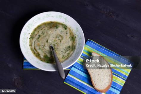 딜 파슬리 사워 크림 흰 그릇에 숟가락 검은 나무 배경에 냅킨에 빵의 물린 조각 야채 크림 수프 물기에 대한 스톡 사진 및 기타 이미지 Istock