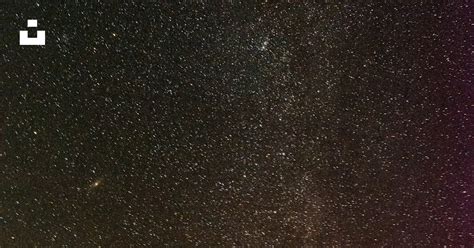 별이 빛나는 밤 아래 산의 실루엣 사진 Unsplash의 무료 밤하늘의 별 이미지