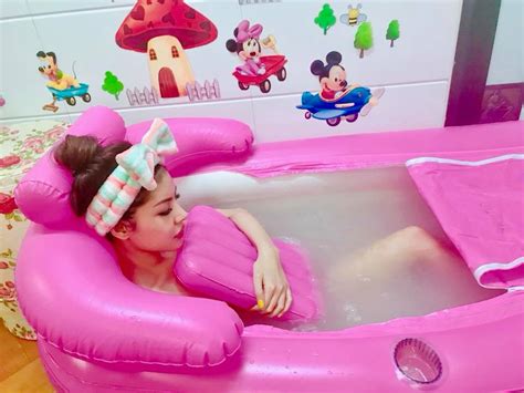 ေမာ္ဒယ္ေမရတီေဇာ္ရဲ႕ ေဆးႏြားႏို႔စိမ္ေနတဲ့ပုံမ်ား ေရပန္းစားေန Love အတိုအစေလးမ်ား