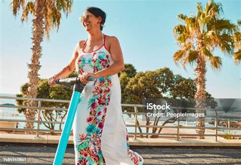 스쿠터를 탄 노인 여성 마이애미 거리에서 지속 가능한 여행과 모험 여름과 행복으로 태양 아래서 즐거운 시간을 보냅니다 흥분 Ebike 및 친환경 교통 은퇴 및 깨끗한 탄소