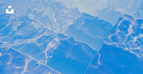 맑고 푸른 물이 있는 푸른 수영장 사진 Unsplash의 무료 파랑 이미지