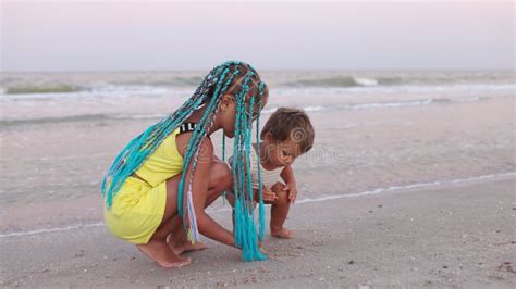Hermana Mayor Jugando Con Su Hermano Menor Cerca De La Orilla En Las Vacaciones De Verano