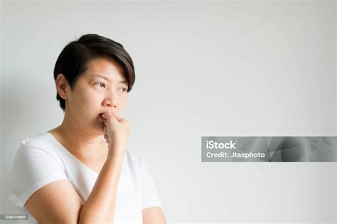 불안함을 느끼는 여자의 측면 얼굴 엄지 손가락의 손톱을 물어 서 무표정 물기에 대한 스톡 사진 및 기타 이미지 물기 감정 걱정하는 Istock