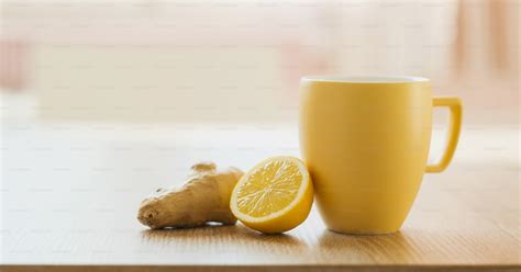 햇볕이 잘 드는 집 내부를 배경으로 한 차와 레몬 클로즈업 사진 Unsplash의 생강 이미지