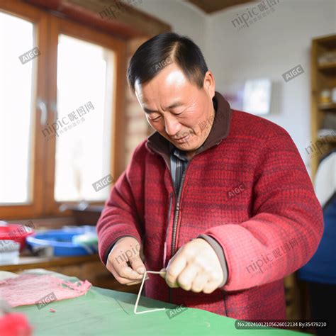 Ai创作图风筝制作场景 卡通中年缝合工匠头像 风筝制作精湛工艺 风筝扎制作坊 手工灯笼制作工艺 曹氏风筝工艺 中国风筝制作工艺 风筝制作技艺 绑好渔具成品 灯笼的制作 宋锦制作 手工制作传统