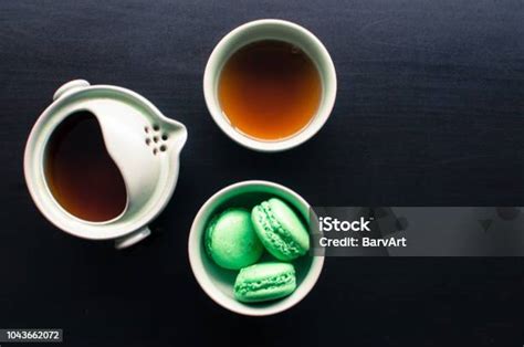 어두운 배경에 프랑스 마 카 롱도 함께 차 한잔 차 남 비 차 잔 컬러 마 카 롱 검은색에 누워 0명에 대한 스톡 사진 및 기타 이미지 Istock