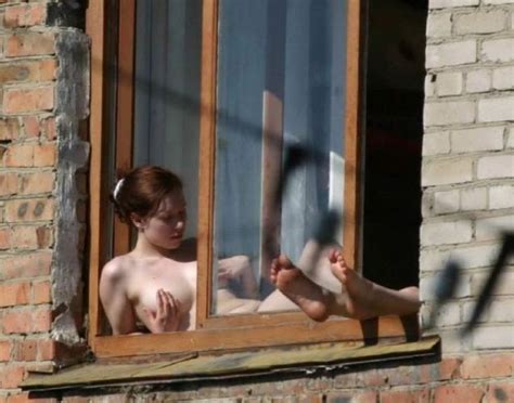 【画像】近くに住む女性が全裸で日光浴をしていて困っています ポッカキットポッカキット