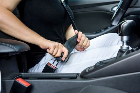 Seguridad En La Carretera Mujer Conductor Abrocharse El Cinturón De