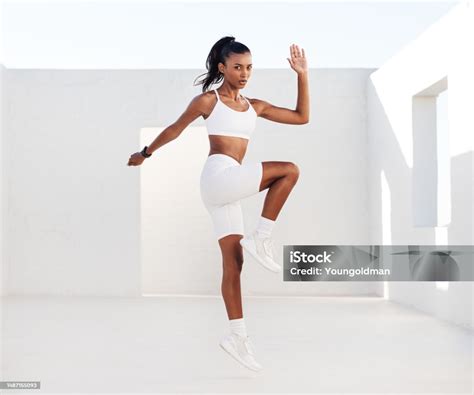 하얀 야외 스튜디오에서 유산소 운동을 하는 날씬한 여성 야외에서 연습하는 프로 피트니스 선수의 측면 모습 20 29세에 대한 스톡 사진 및 기타 이미지 Istock