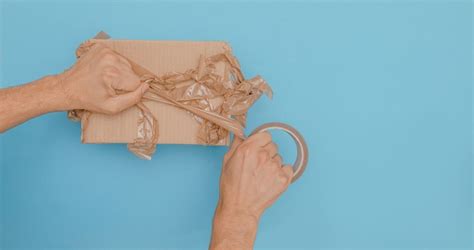 사람의 손이 골판지 상자를 소포 테이프로 감싸서 닫으려고하지만 실패했습니다 갈색에 대한 스톡 사진 및 기타 이미지 갈색