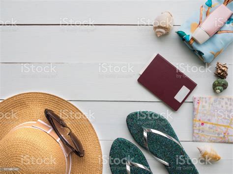 액세서리 바다 여행 개념 여름 휴가를 위한 목재 배경에 모자 안경 자외선 차단제 여권 플립플롭 복사 공간이 있는 상단 뷰입니다 0명에 대한 스톡 사진 및 기타 이미지