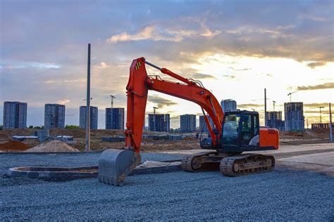 도로 건설 에 작업 굴삭기 아스팔트를 놓기 위한 자갈의 백필 0명에 대한 스톡 사진 및 기타 이미지 0명 개발 건설 산업 Istock