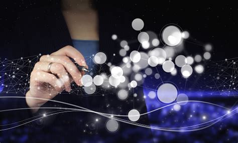 혁신 빅 데이터 개념 기술 손 들고 디지털 그래픽 펜과 그리기 디지털 홀로그램 원형 다이어그램 기호 자동화 소프트웨어 기술 프로세스 시스템 가상현실에 대한 스톡 사진 및