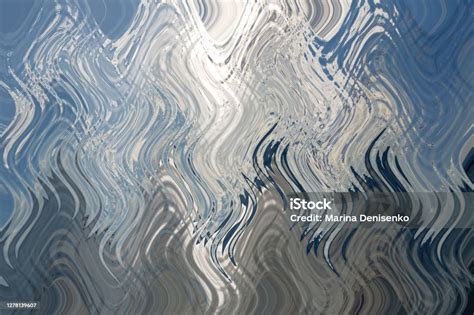 파도가 있는 추상지그재그 패턴 바다와 산 위에 구름의 사진에 의해 생성 된 예술 이미지 처리 실버 톤의 장식이나 디자인을위한