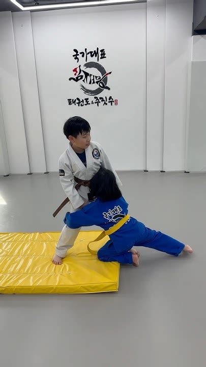 내가 경고하는데 내 몸에 한 번만 더 손댔다간 내가 누군지 알려주겠어 주짓수 꼬마파이터🦜 Youtube