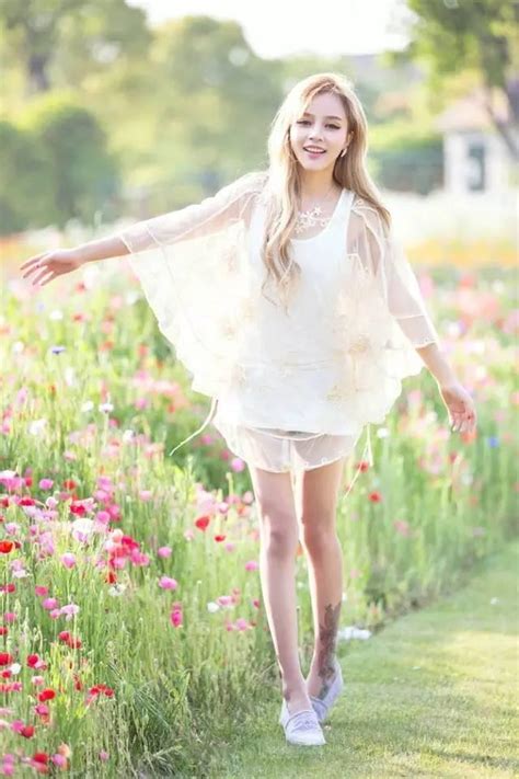 攝影技巧嬉遊花叢怎麼拍照片好看花叢中拍照姿勢 每日頭條