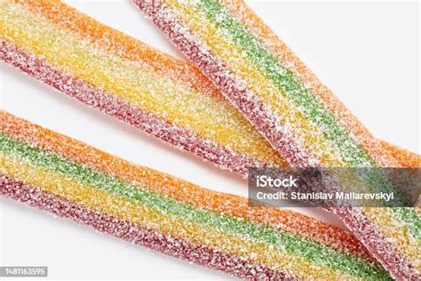 흰색 바탕에 여러 가지 빛깔의 젤리 사탕 과자 노란색 배경에 설탕에 색깔 마멀레이드입니다 천연 무지개 색 마멀레이드 사탕 감초