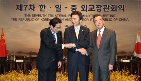 한중일 외교장관 3국 정상회의 조기 개최 노력