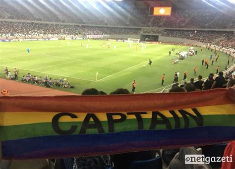 დინამოზე გულშემატკივრების ნაწილი ლგბტ სამკლაურებით არ შეუშვეს Netgazeti • Netgazeti Ge