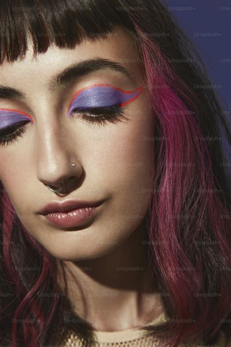 분홍색 머리와 보라색 아이섀도를 가진 여자 사진 Unsplash의 뷰티 슛 이미지