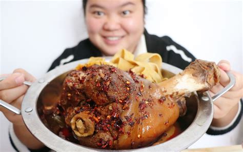小婷今天做红烧大肘子炖的皮糯肉烂吃着太香了 楊小婷 楊小婷 哔哩哔哩视频