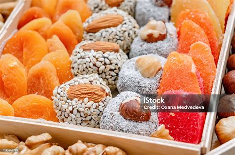 터키어 기쁨 동양 과자 나무 상자에 말린 과일과 견과류 배경 건강 한 채식 음식 자연 식품 선택적 초점 0명에 대한 스톡 사진 및 기타 이미지 Istock